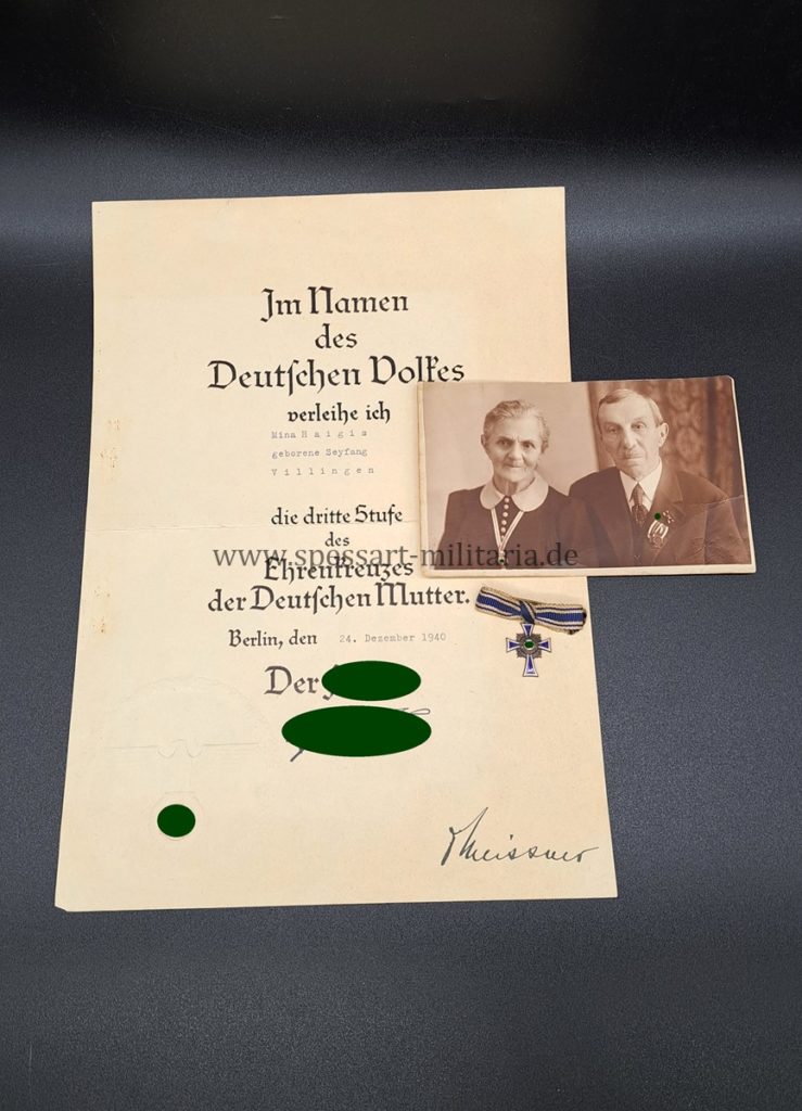 Ehrenkreuz der Deutschen Mutter Bronze mit Urkunde und Trägerfoto ...